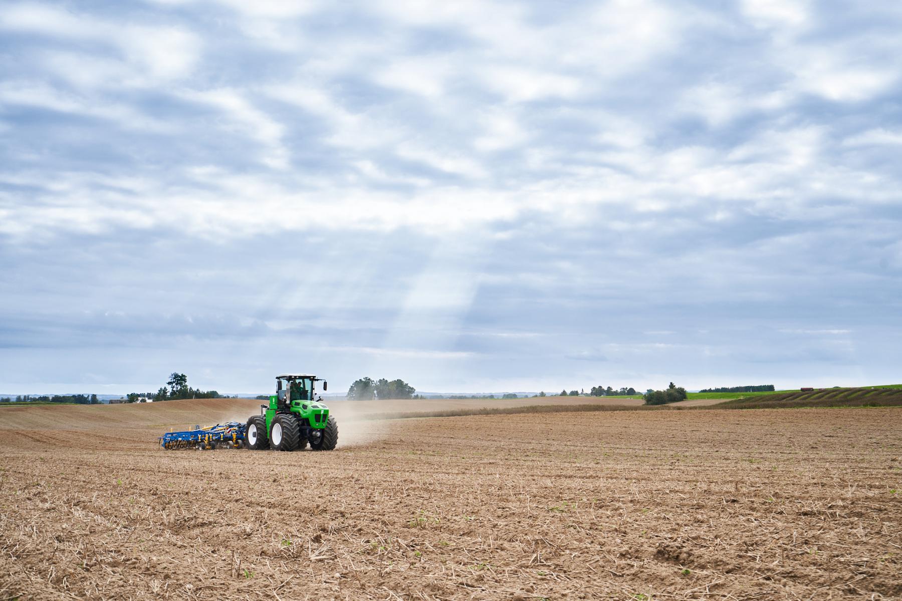 Lietuviškas hibridinis bieometanu ir elektra varomas 400 AG traktorius ...
